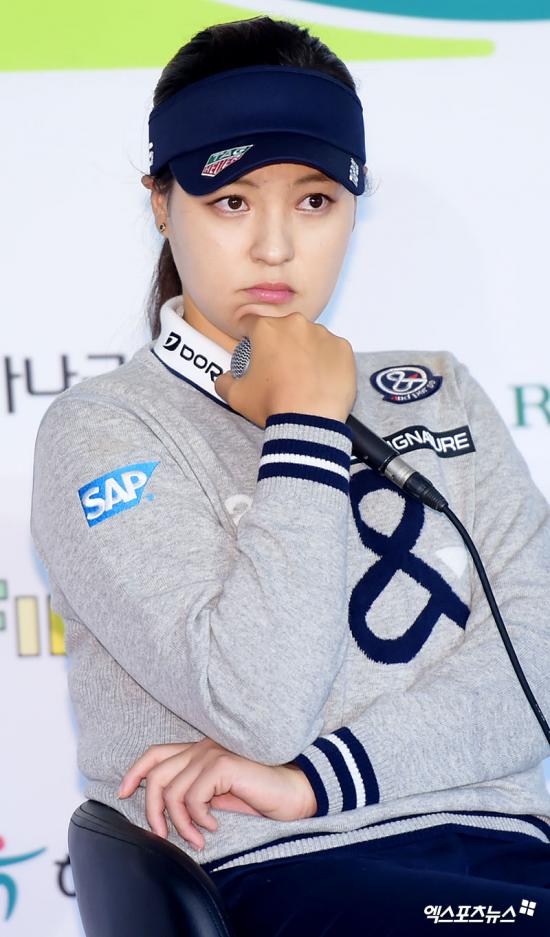 [엑's HD] 인터뷰 갖는 전인지 '신중하게 생각해야지'(LPGA KEB하나은행 챔피언십)