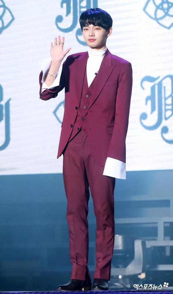 [엑's HD] JBJ 김용국 '시크한 손인사'