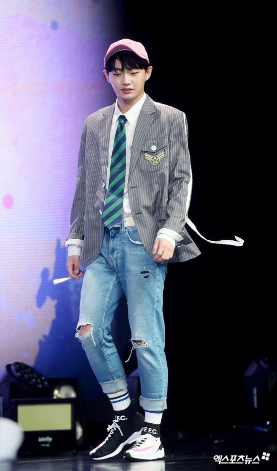 [엑's HD] JBJ 김용국 '짝짝이 신발도 패션'