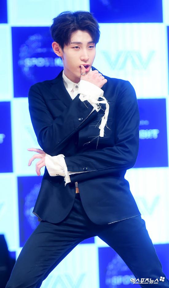 [엑's HD] VAV 로우 '완벽한 쩍벌 포즈'