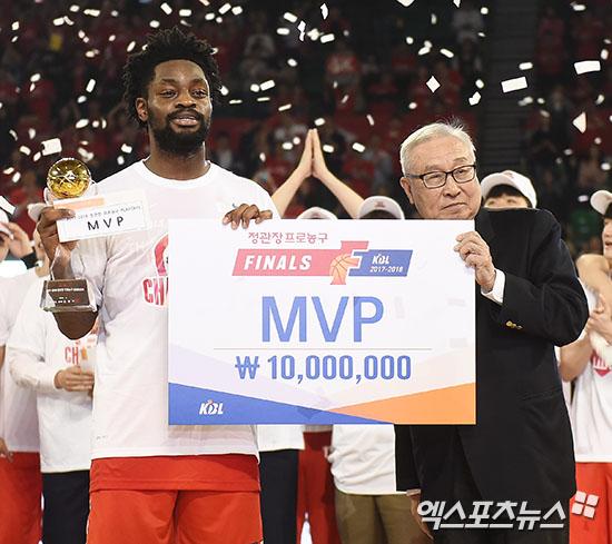 'MVP' SK 화이트 "팀 우승 위해 뛰다보니 수상까지"