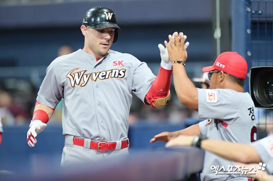 '팬들의 압도적 지지' SK 로맥, KBO리그 7월 MVP