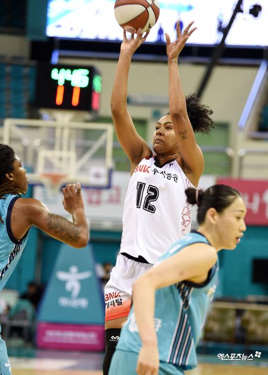 [엑:스코어] '단타스 28P-진안 19P' BNK, 하나은행 꺾고 5연패 탈출