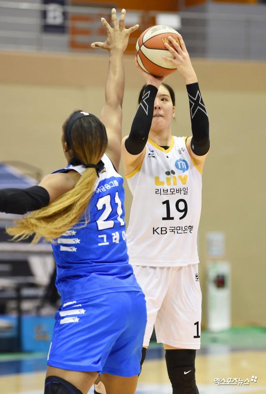 WKBL 1라운드 MVP 박지수, MIP 김소니아