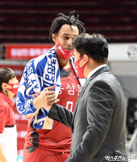 '설린저 42P 15R' KGC, KCC 꺾고 역대 PO 최초 무패 우승 [안양:스코어]