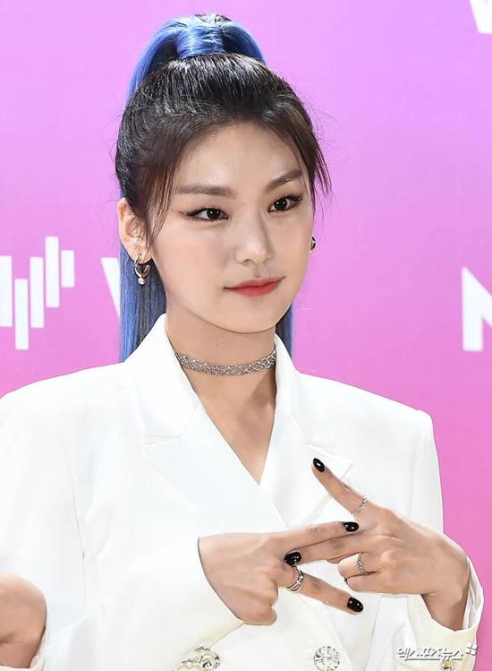 JYP 측 "ITZY 예지 허리 부상, 오늘(2일) '2021 AAA' 불참" [공식입장]