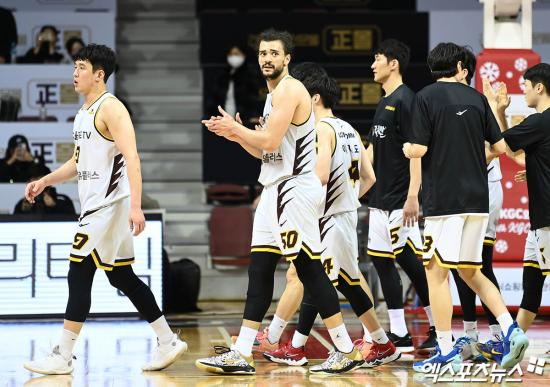 LG 'KGC 꺾고 3연승 질주'[포토]