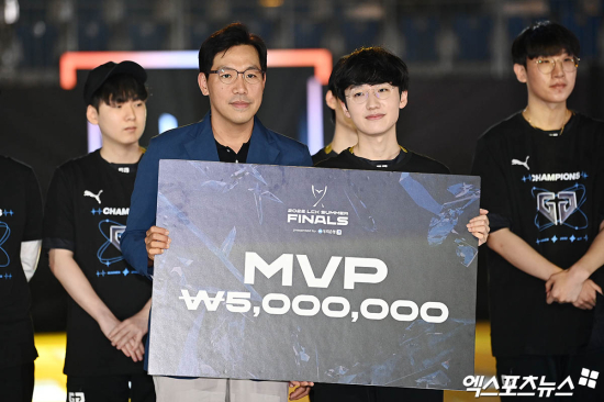LCK 결승전 MVP 선정된 '피넛' 한왕호[포토]
