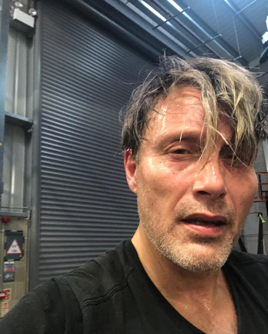 '한니발' 매즈 미켈슨, 프라하에서 삽겹살 먹방…굽기 실력도 수준급 [엑's 할리우드]