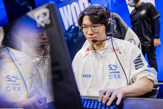 [롤드컵] '불사신 킹겐' DRX, 다시 꺼낸 애쉬-하딩으로 '8강 확정'