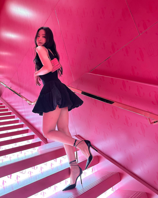 손나은, 아슬아슬한 초미니 드레스로 아찔 각선미 자랑