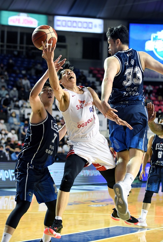 '김선형 더블더블' SK, KCC 제물로 3연패 탈출+공동 7위 도약