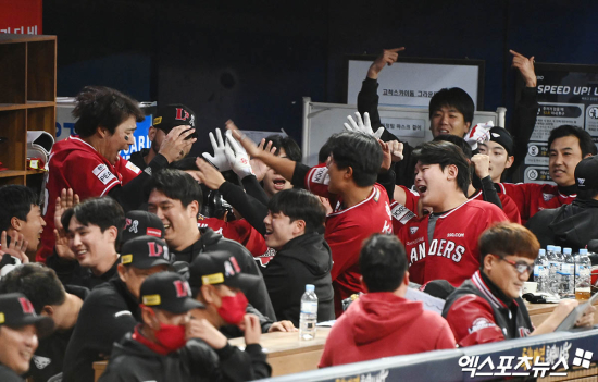 영웅 불펜 무너뜨린 SSG, 3차전 8-2 대승...시리즈 2승 1패 우위 [KS3]