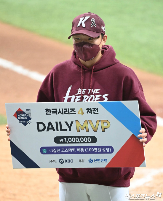 이승호 'KS 4차전 데일리 MVP'[포토]
