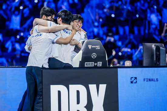 '아트-킨드-아칼리-케틀-애쉬' 창단 첫 우승 차지한 DRX, 우승 스킨은? [롤드컵]