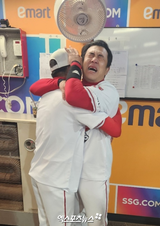 우승 후 어린왕자부터 찾은 짐승의 오열 "한번도 운 적 없었는데" [SSG V5]