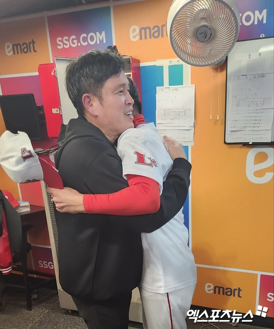 뜨거운 포옹 나눈 용진이형과 어린왕자, 우승의 밤은 달콤했다 [SSG V5]