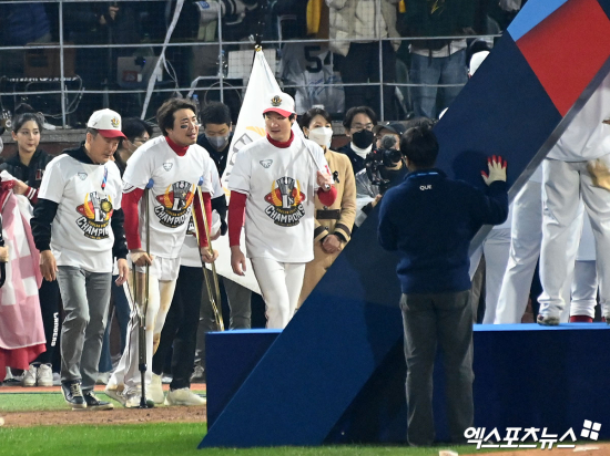 "한유섬 언제와요?" 우승 기쁨보다 캡틴이 먼저였던 오태곤 [SSG V5]