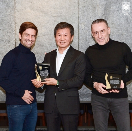 KFA·문체부, 벤투 사단에 감사패 전달…"노고에 감사"