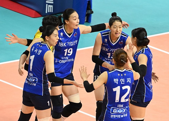 '표승주-육서영 45점 합작' IBK, KGC 무너뜨리고 코보컵 결승 진출 [구미:스코어]