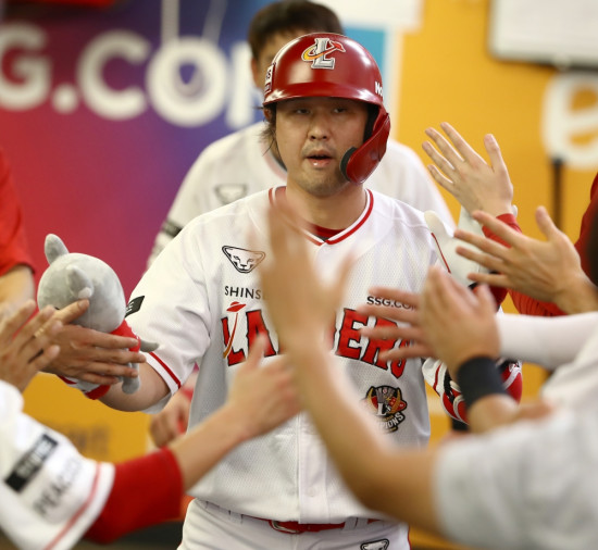 최정 450홈런 대기록 수립+엘리아스 QS…SSG, NC 2-1 제압하고 '2연패 탈출'