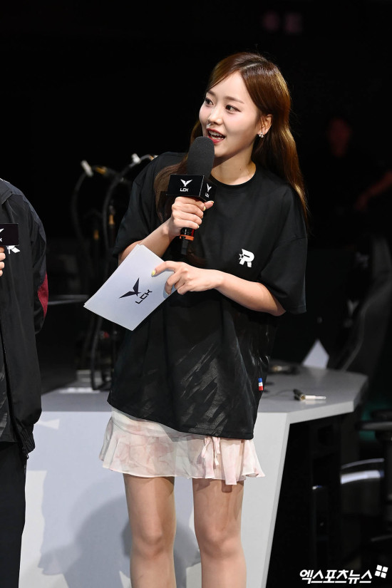 함예진 아나운서 'KT 유니폼 입고 인터뷰 진행'[엑's HD포토]