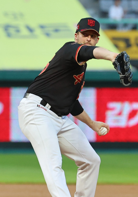 '벤자민 퍼펙트급 피칭' KT, SSG 단 1안타로 막고 3-0 완승 [문학:스코어]