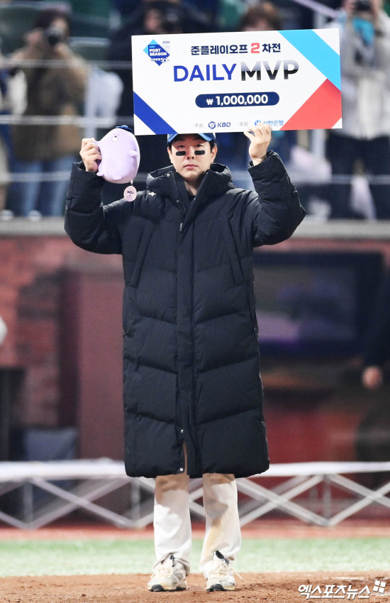 박건우 '준PO 2차전 데일리 MVP'[포토]