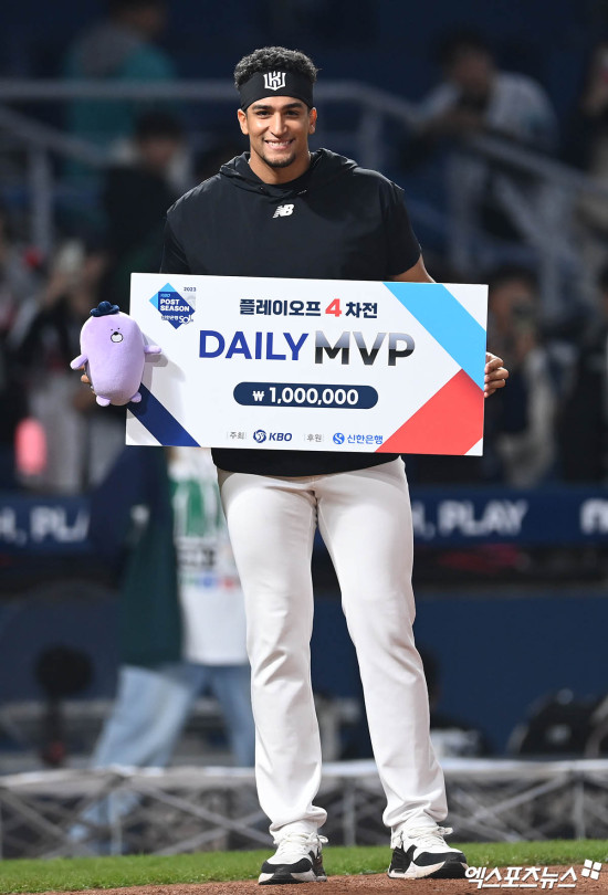 쿠에바스 'PO 4차전 데일리 MVP'[포토]