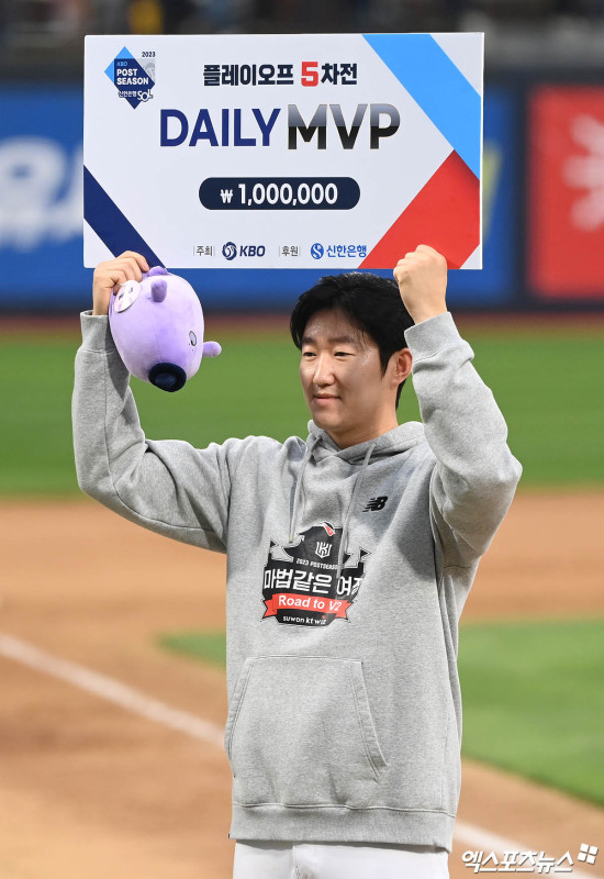김민혁 'PO 5차전 데일리 MVP'[포토]
