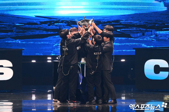 T1 '7년 만에 들어올린 롤드컵 우승 트로피'[포토]