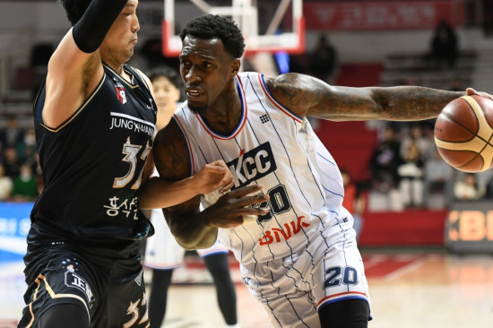 '3쿼터 압도' KCC, 정관장 104-75 제압하고 5연승 질주 (종합)