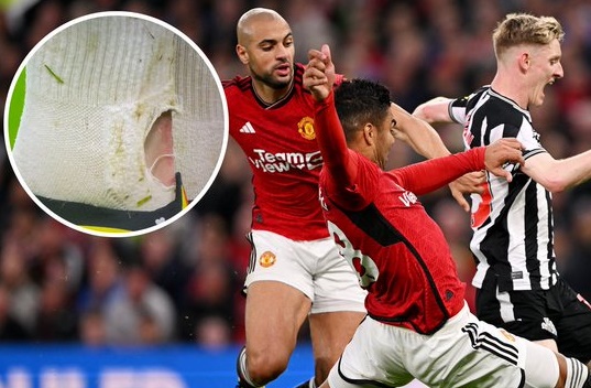 "VAR 개선 못하면 없애자!"…밟혀서 양말 찢어져도 '노 PK'→VAR 철회 찬성→거꾸로 가는 EPL