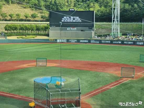 터질듯한 온도계 지열 50도 넘는다→KBO 43년 역사상 최초 '폭염 취소'…울산 롯데-LG전 취소 발표 [울산 현장]