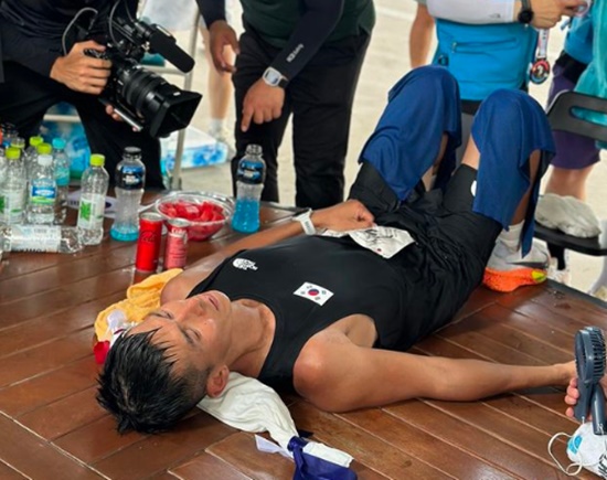 션, 광복절 81.5km 완주 후 '13억 기부'…"누군가는 해야할 일이기에"