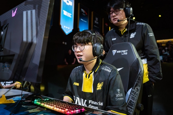 '장로를 이겨낸 여우'…BNK, 장기전 끝에 DK 상대로 3세트 승리 (LCK PO)