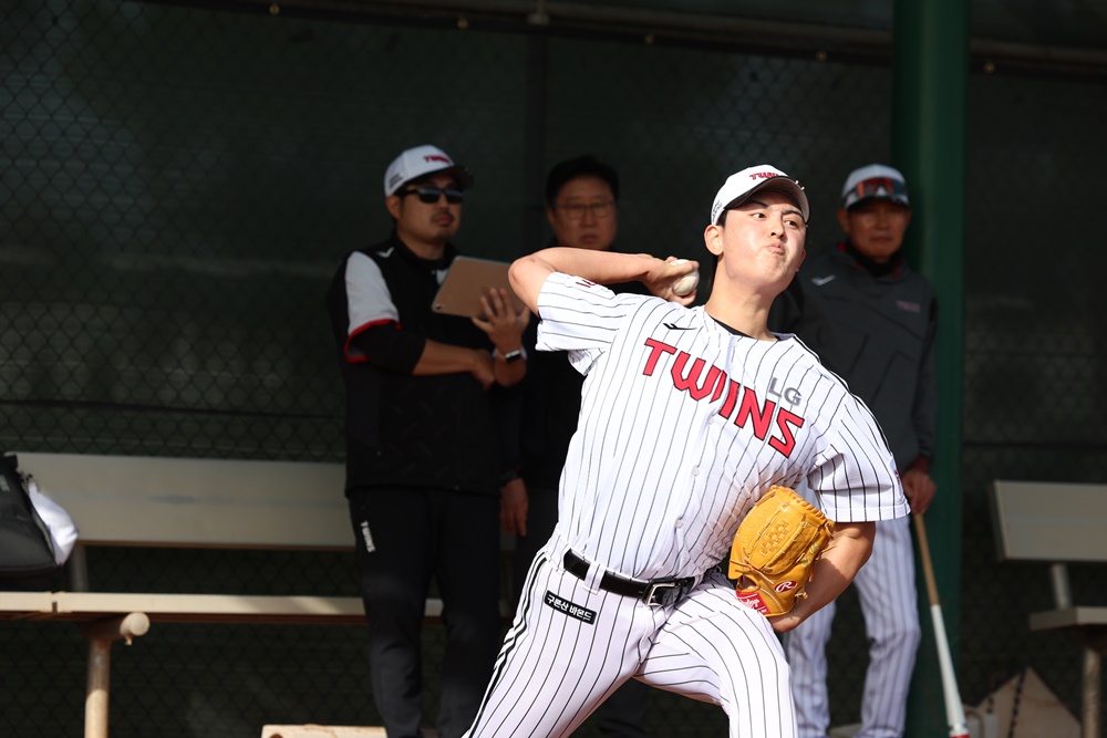 "찬규 선배의 글러브 선물, 기운 받겠다"…194cm 장신+155km 강속구, LG 비밀병기 출격
