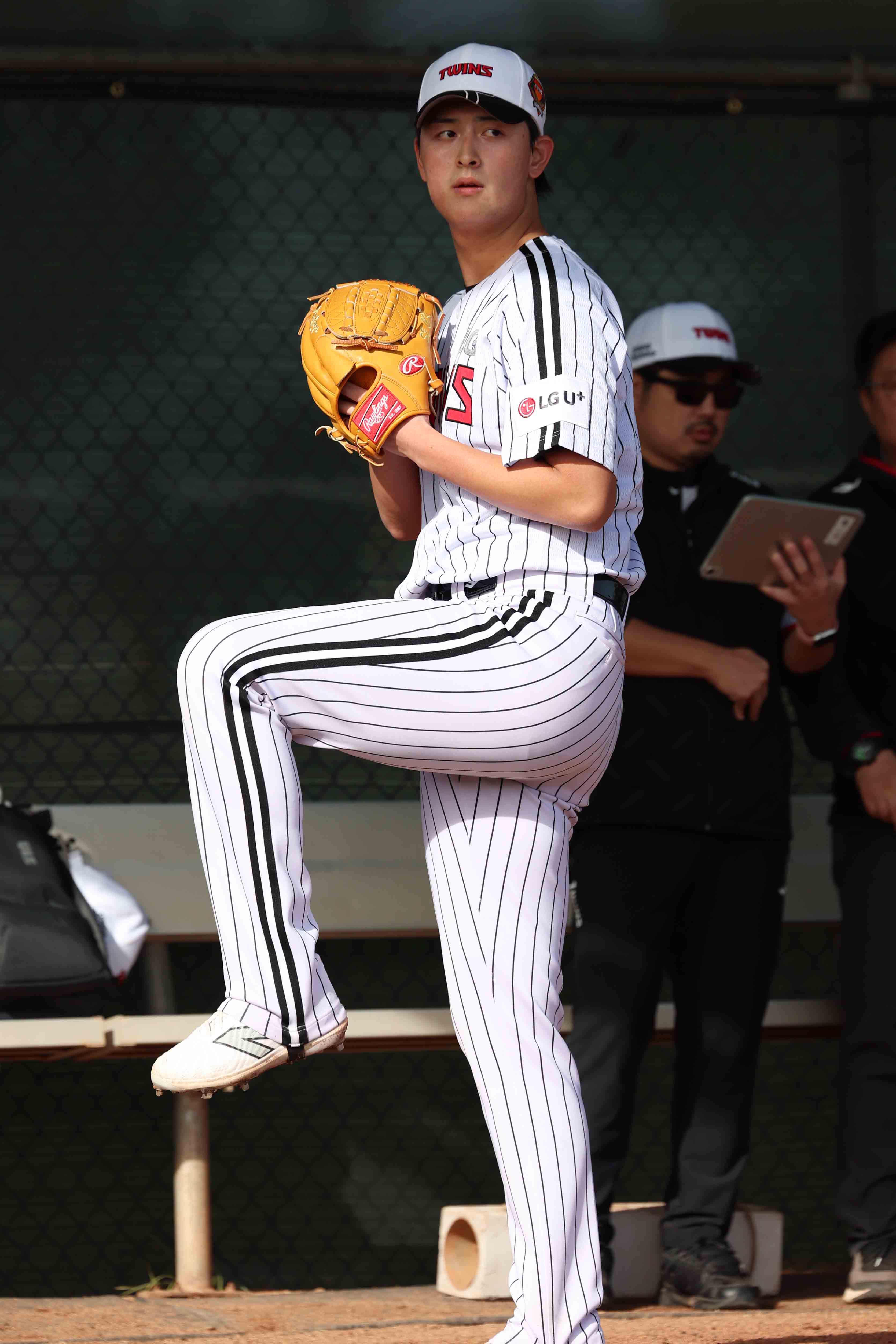 "찬규 선배의 글러브 선물, 기운 받겠다"…194cm 장신+155km 강속구, LG 비밀병기 출격