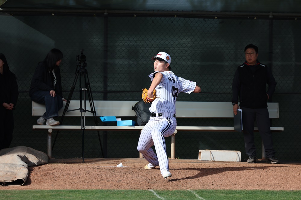 "찬규 선배의 글러브 선물, 기운 받겠다"…194cm 장신+155km 강속구, LG 비밀병기 출격