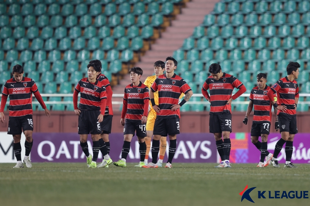 '폭죽 테러' 당한 포항, 수비진 '와르르'→16강 진출 무산…조호르 원정서 2-5 참패 [ACLE 리뷰]