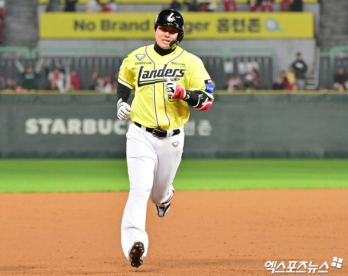 '1700만원' 걸렸다고? 최정 '500홈런' 공 잡아라! SSG, 11일 DH1 KIA전 시즌 5번째 매진 달성 [문학 현장]