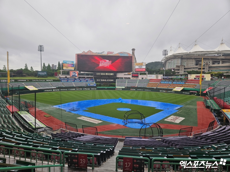 랜더스필드에 쏟아지는 폭우…KIA-SSG 6차전 개시 불투명 [인천 현장]