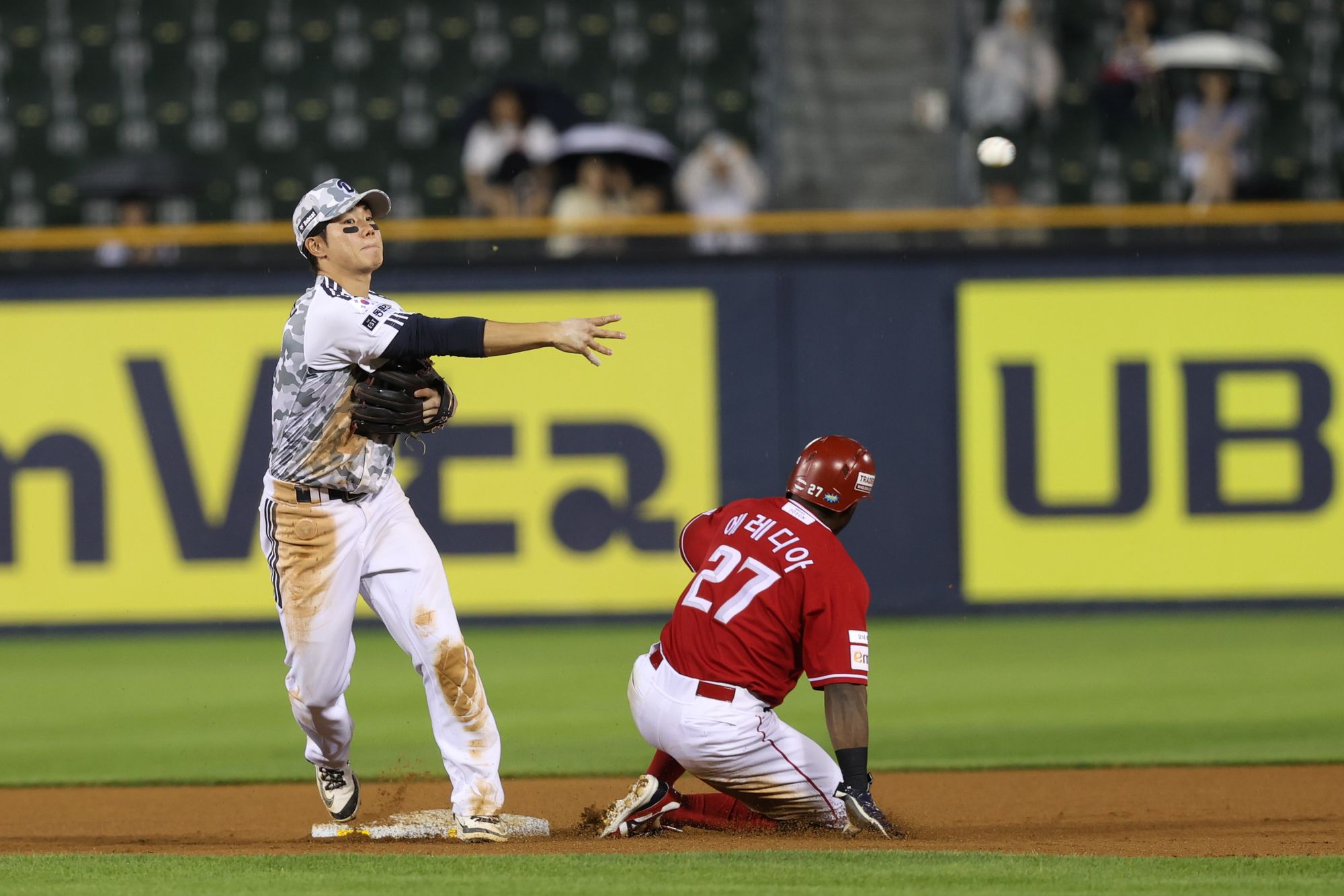 '최원준 부상 교체→박신지 1139일 만의 승리' 두산, SSG에 5-0 강우콜드 승리…양의지 3타점