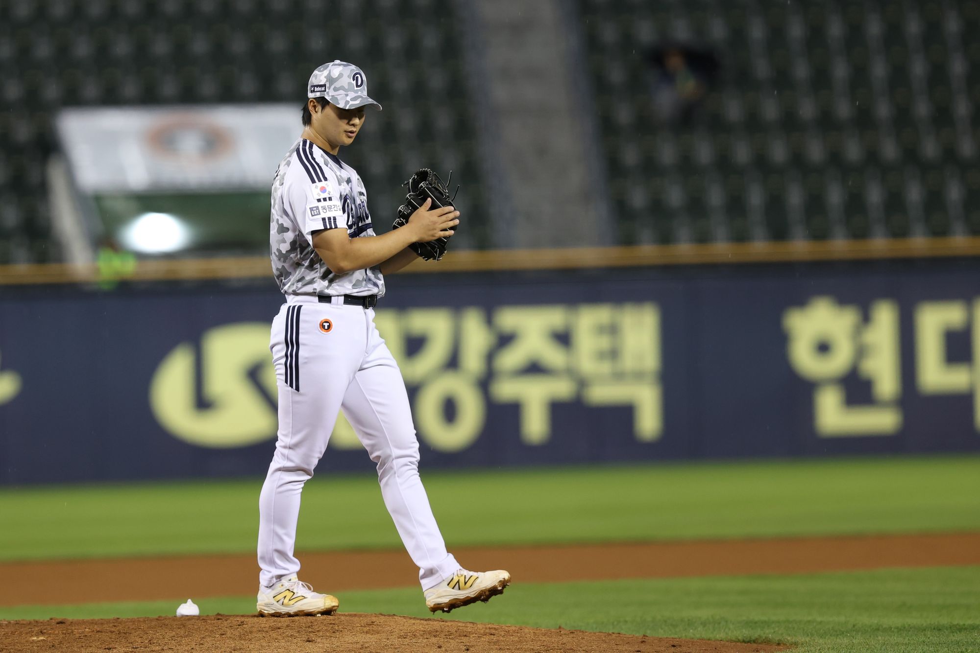 '최원준 부상 교체→박신지 1139일 만의 승리' 두산, SSG에 5-0 강우콜드 승리…양의지 3타점