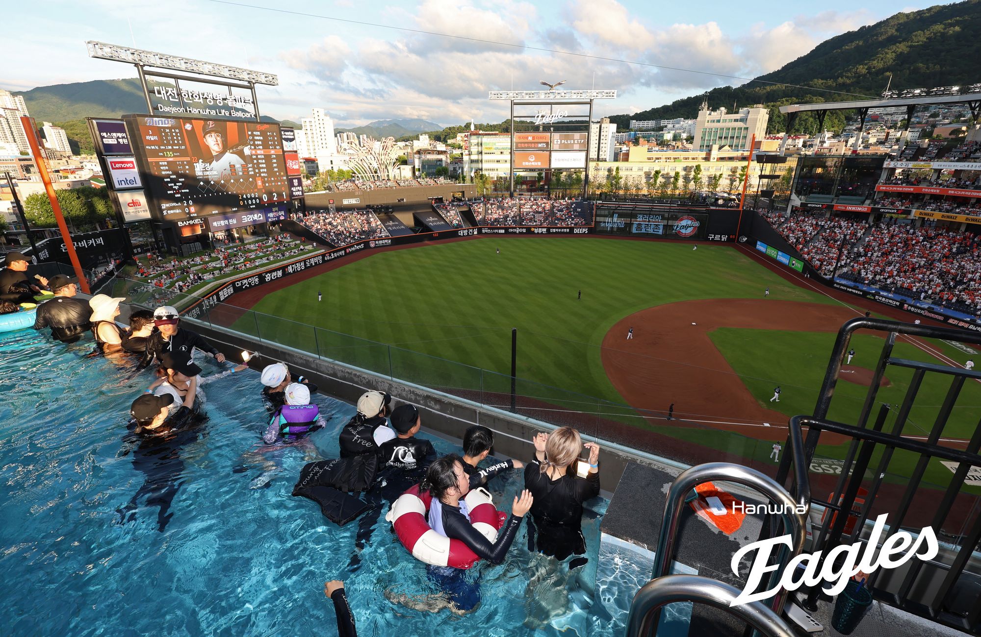 한화, KBO 44년사 '최초 대기록' 14경기 남았다!…'수영장 물 채우고' 대역전승→6G 연속 홈 완판+시즌 34번째 매진 [대전 현장]