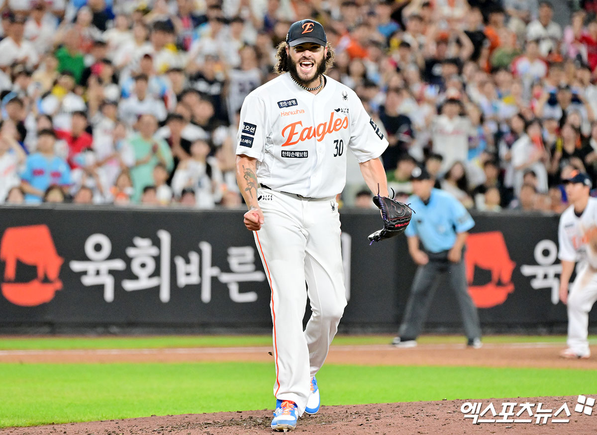 폰세, 'KBO 대기록 2개' 한꺼번에 썼다! 최초 15연승+최소경기 200K 동반 작성…한화는 롯데 2-0 제압→김경문 감독 통산 1000승 위업 [대전:스코어]