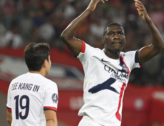 '이강인 토트넘? 아냐, 내가 간다!' PSG 악성재고 FW, 북런던 임대 'Here we go'…영국행 비행기 탑승