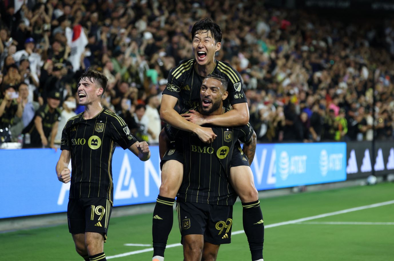 부앙가, 손흥민에게 혼났다! "패스하지 말고 슈팅해!"…'흥부 듀오' 케미 속 LAFC 5연승→MLS 최초 7경기 18골 합작