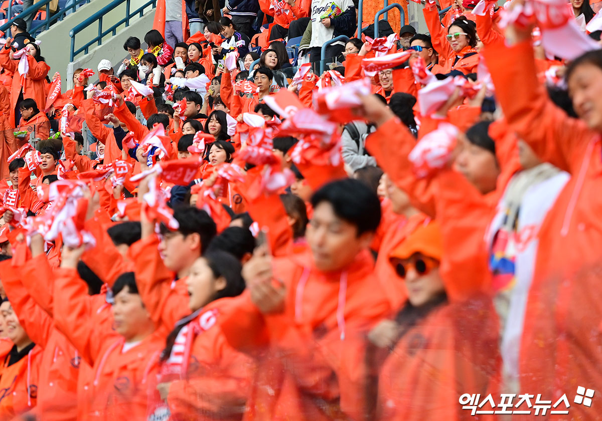 '주황우비 VS 노랑수건 장관' 한화-LG 사상 첫 KS 맞대결, 2만3750석 매진…PS 33G 연속 '만원' [KS1]