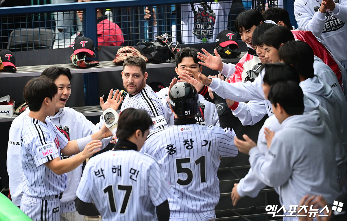 '주황우비 VS 노랑수건 장관' 한화-LG 사상 첫 KS 맞대결, 2만3750석 매진…PS 33G 연속 '만원' [KS1]